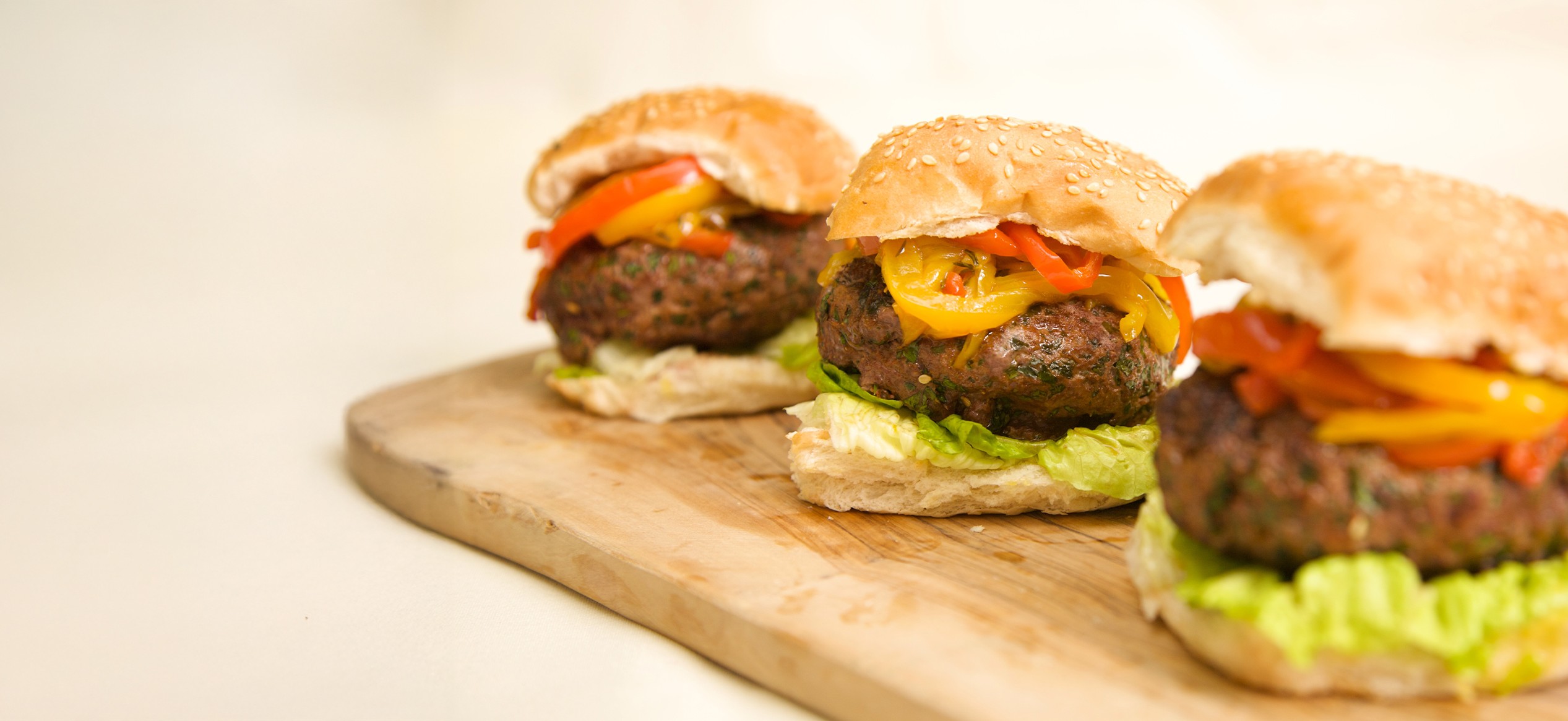 Burger with sweet and sour pepper salsa » New Zealand Venison